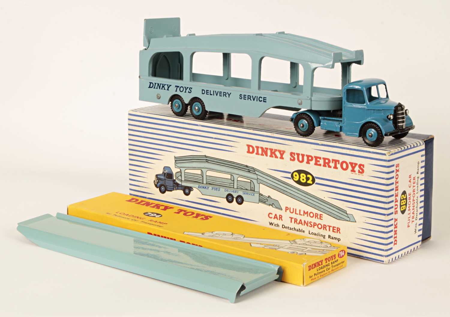 Lot 671 - Dinky Supertoys 982 Bedford Pullmore Car